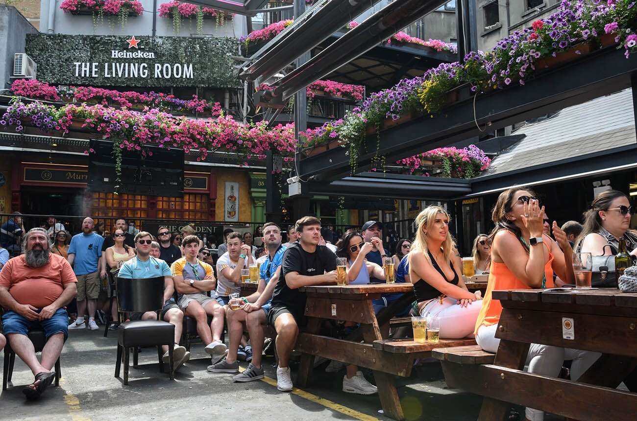 Popular sports bar The Living Room bar to close on January 6 | Business ...