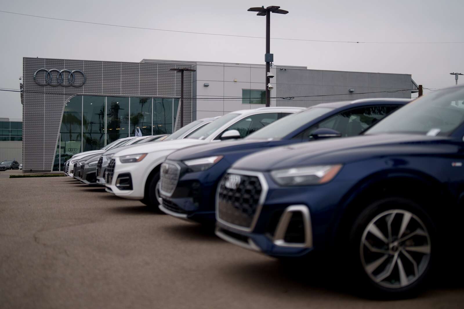 Volkwagen and Audi US sales plunge in fourth quarter as Trump tariffs ...