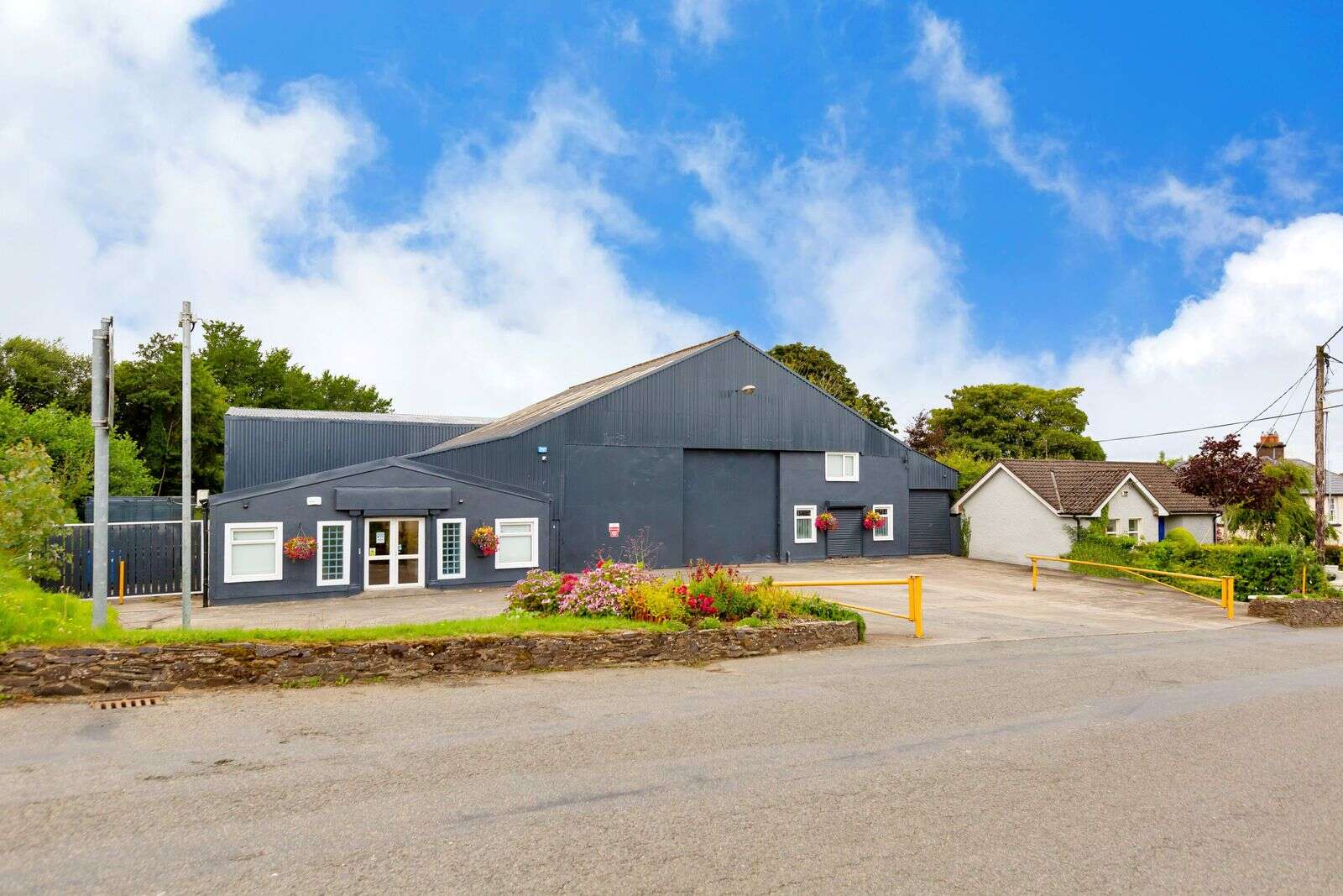 Well-maintained commercial unit offers a range of possibilities ...