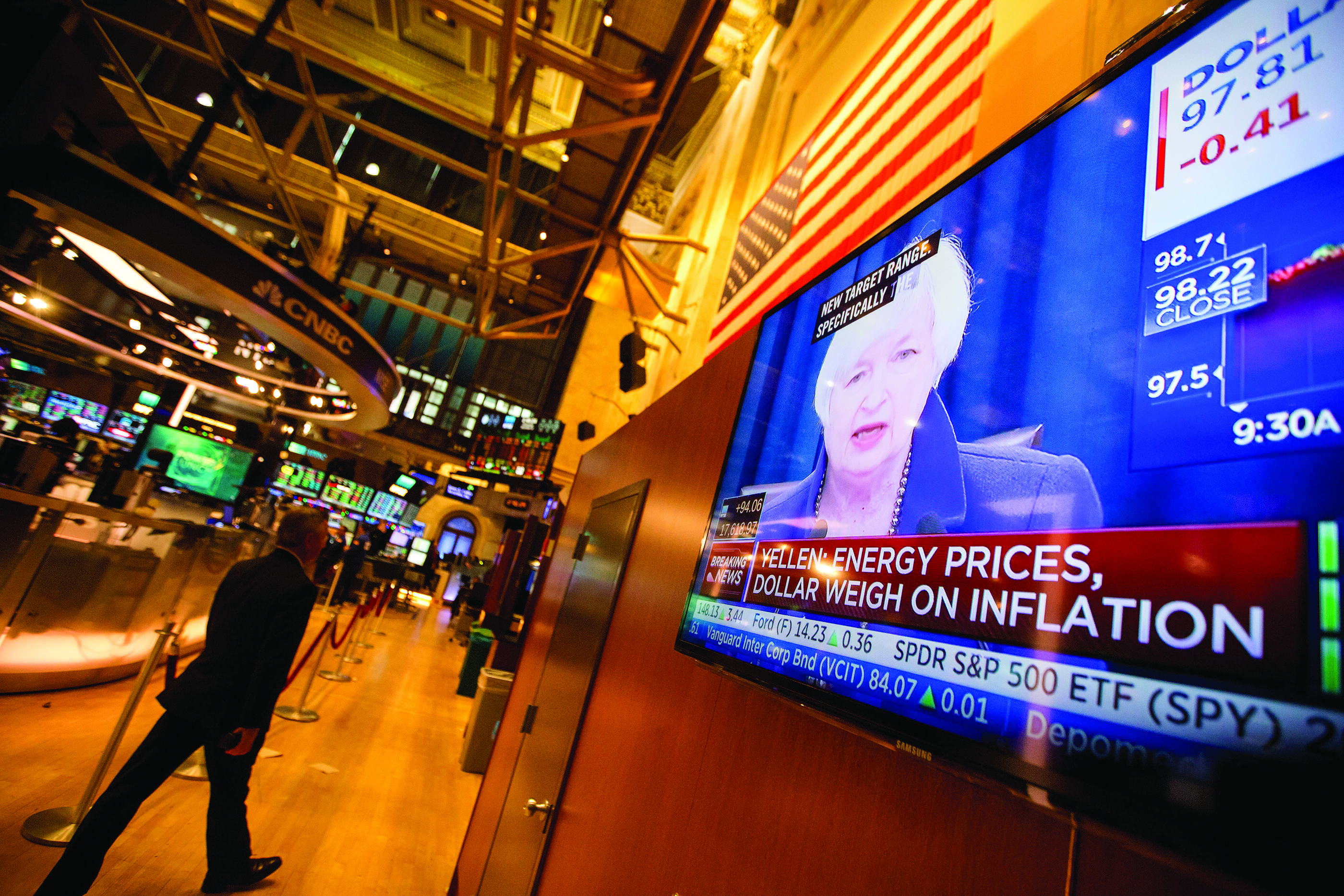 Fed’s favoured inflation gauge, consumer spending, barely rises | Business Post