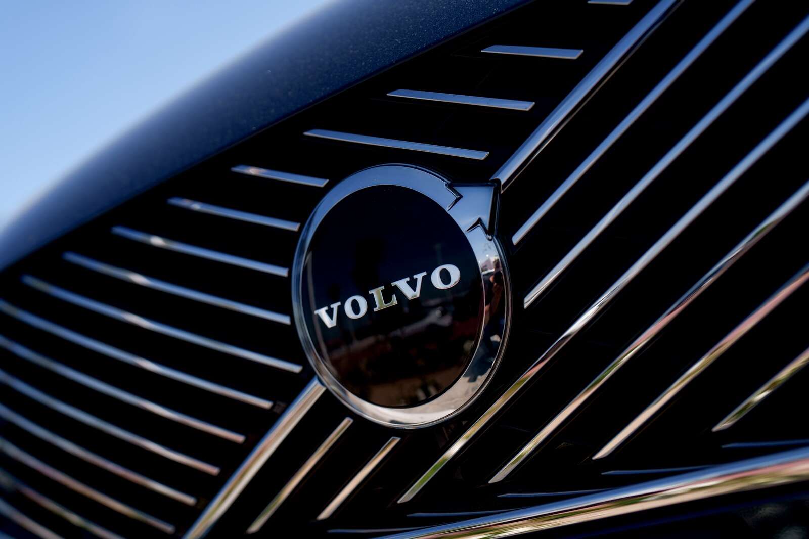 Volvo reports $1bn operating loss in three months after model delay ...